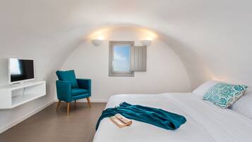 Honeymoon Suite outdoor Tub (Split level, Caldera View) | Roupas de cama premium, frigobar, cofres nos quartos, escrivaninha