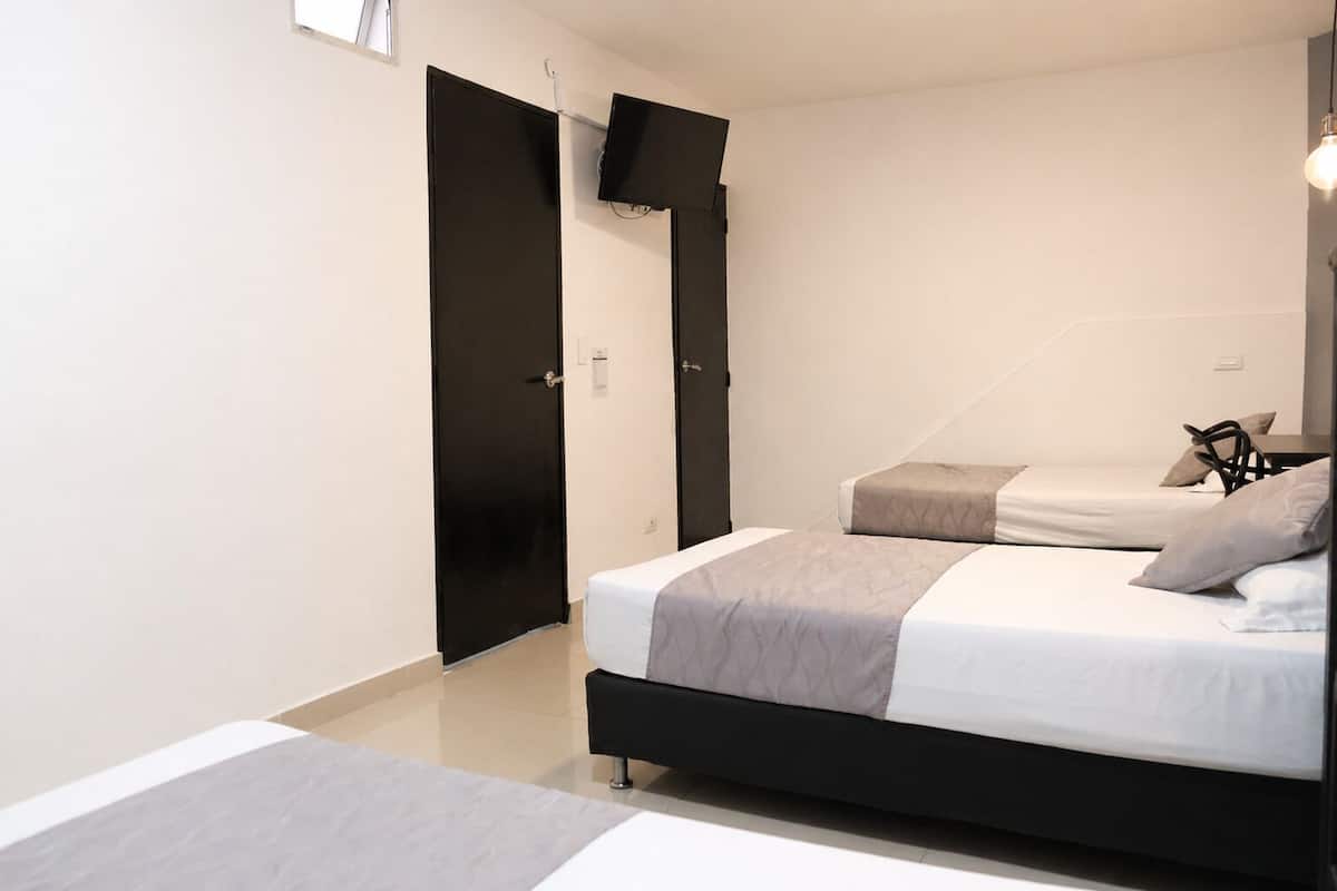 Quarto Triplo, 1 quarto | Minibar, cofre no quarto, secretária