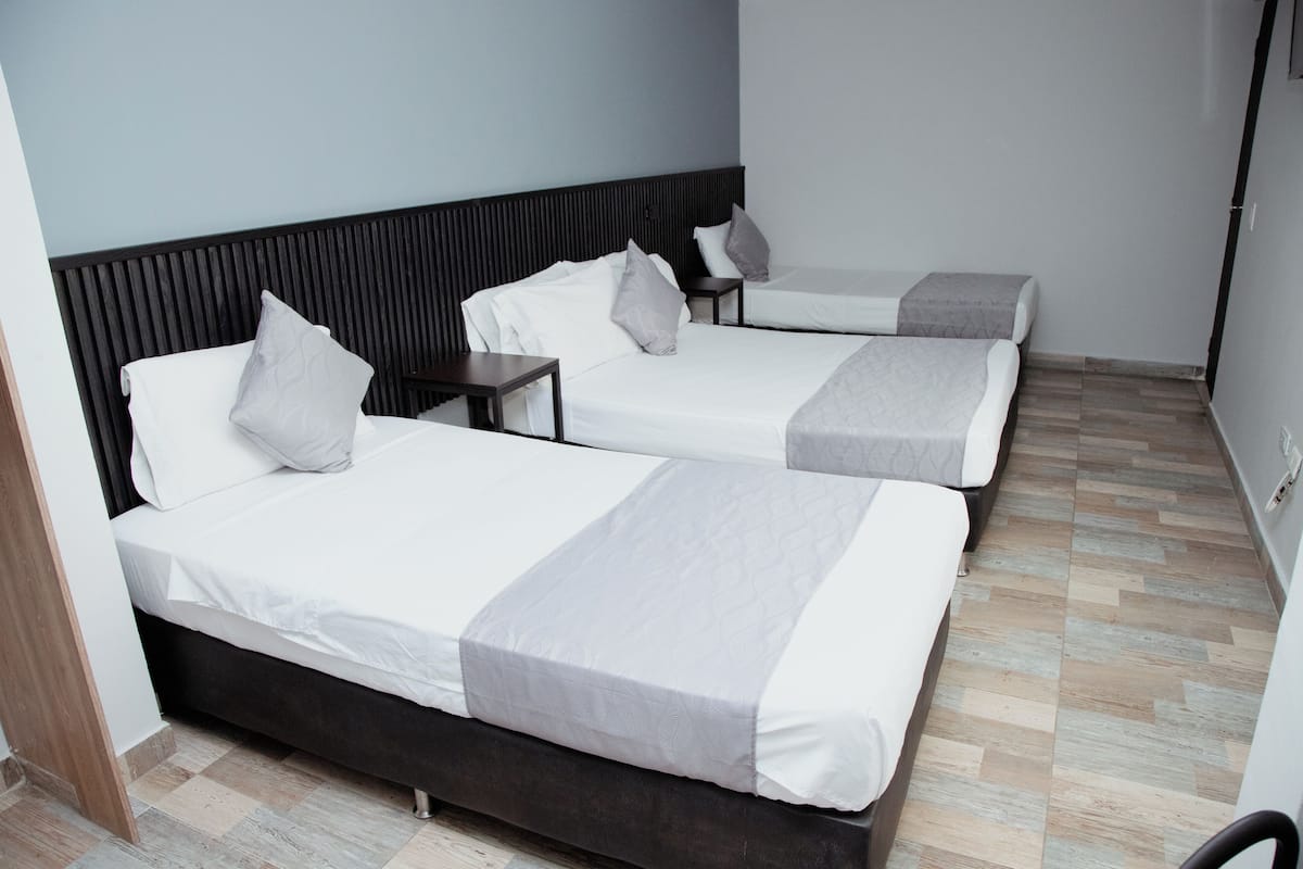 Quarto Quádruplo, 1 quarto | Minibar, cofre no quarto, secretária