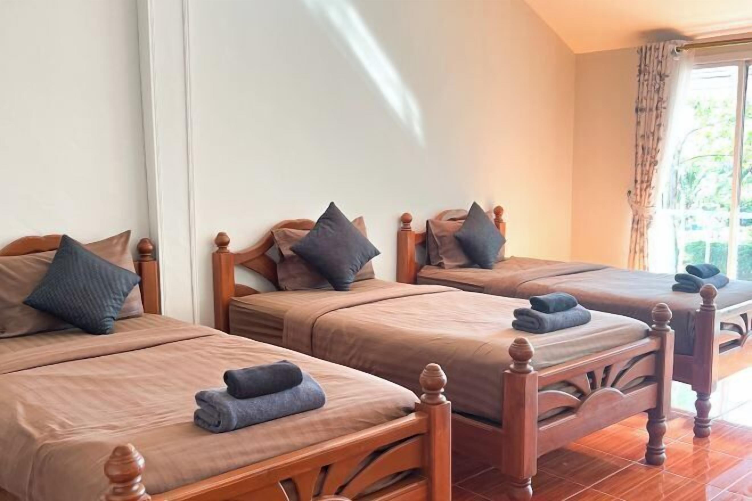 Frigobar, cortinas blackout, camas extras/dobráveis (sobretaxa)