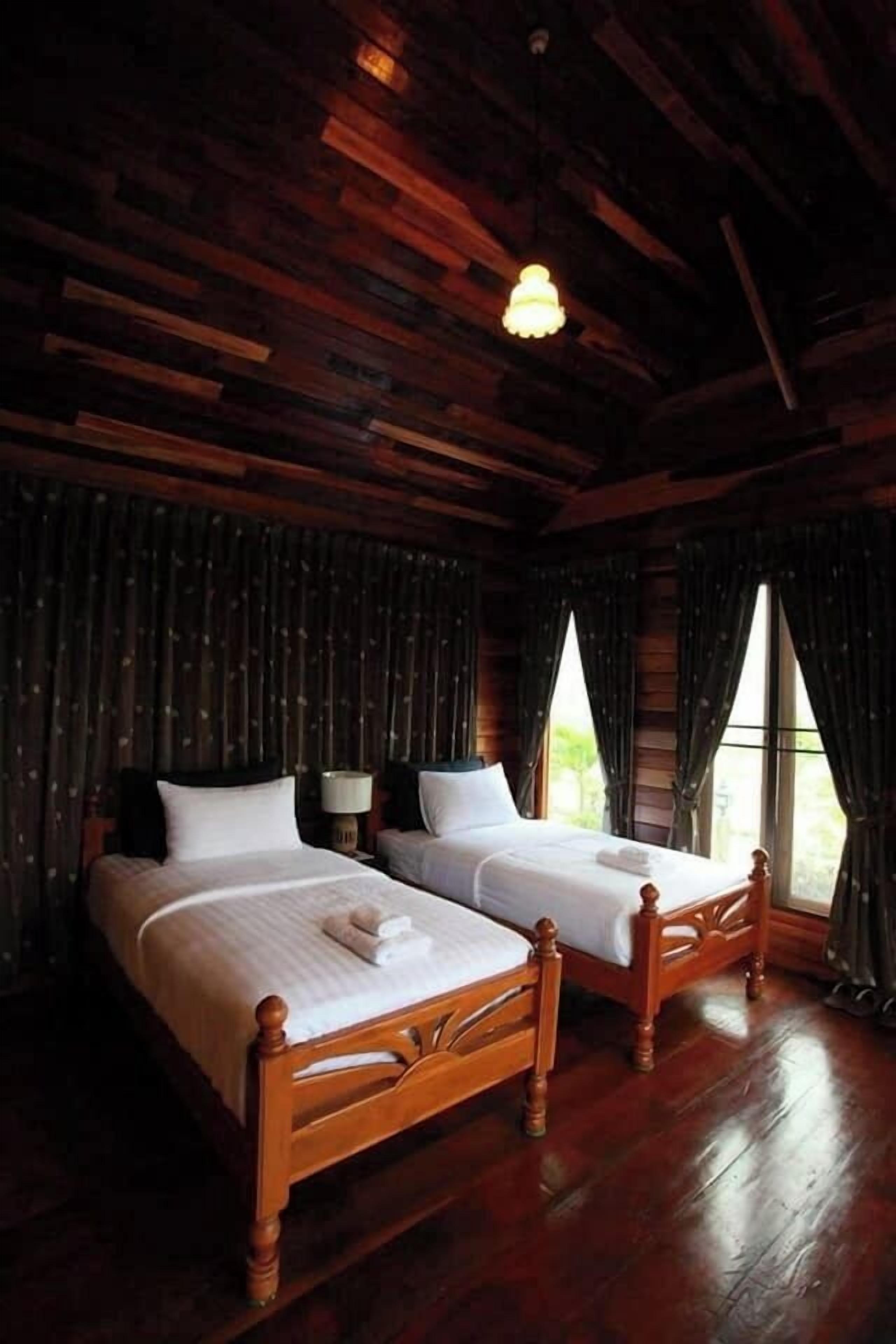 Frigobar, cortinas blackout, camas extras/dobráveis (sobretaxa)