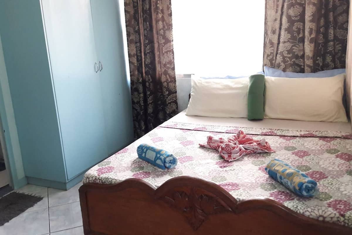 Escrivaninha, Wi-Fi de cortesia, roupa de cama