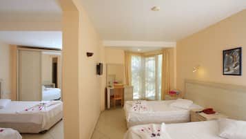 Quarto Quádruplo Familiar, 1 quarto | Roupa de alta qualidade, secretária, ferro/tábua de engomar