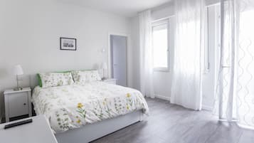 Quarto casal, banheiro privativo | Roupas de cama premium, cofres nos quartos, escrivaninha