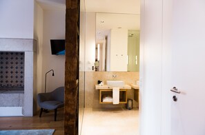 Produtos de toalete de grife, secador de cabelo, roupões de banho 