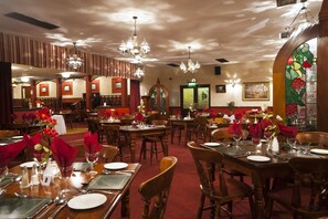 Pequeno-almoço completo diário (14.95 EUR por pessoa) 