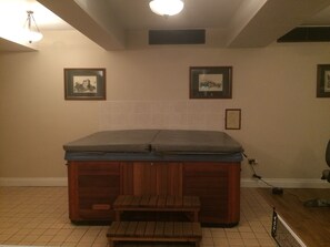 Banheira de hidromassagem interior