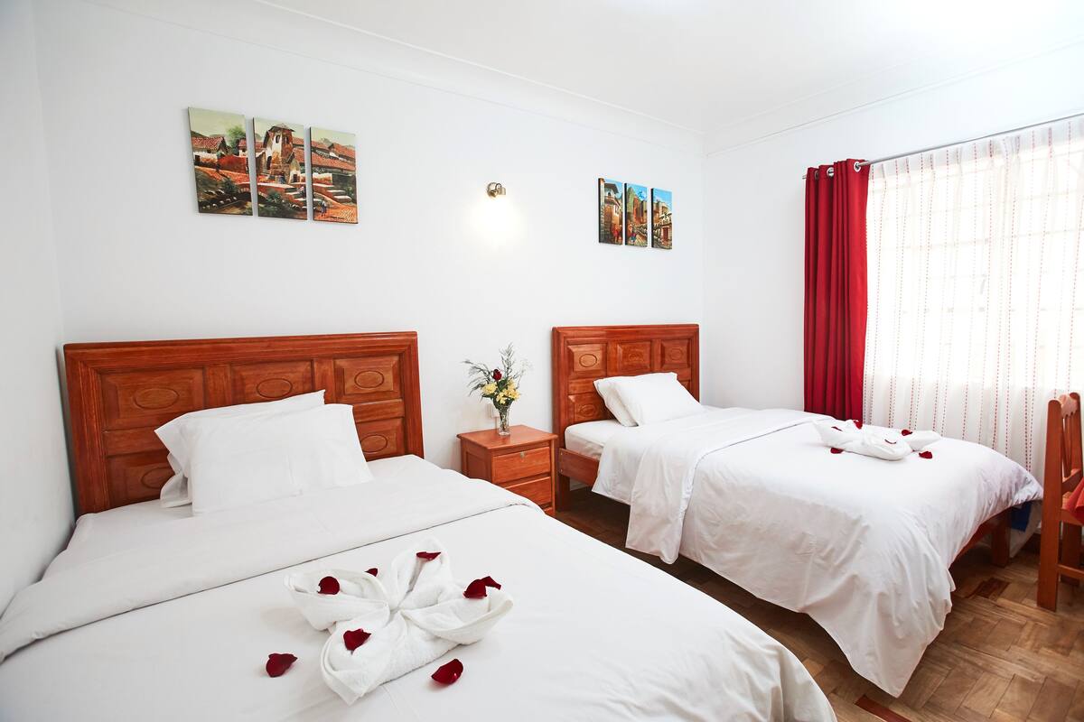 Quarto casal standard, 2 camas de casal | Cofres nos quartos, escrivaninha, Wi-Fi de cortesia