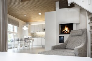 Apartment, 1 Bedroom, Sauna (52,5 m2) | Cozinha privada | Um frigorífico, um micro-ondas, uma placa de cozinha 