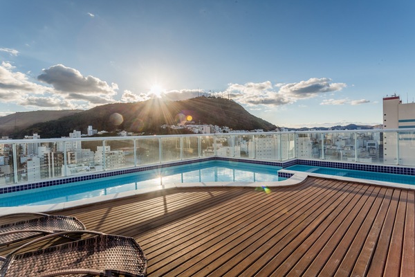 Piscina exterior, guarda-sóis, espreguiçadeiras