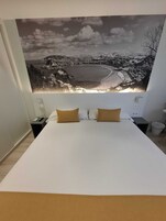 Quarto Duplo Económico, 1 cama queen-size | Roupa de alta qualidade, edredões de penas, cofre no quarto 