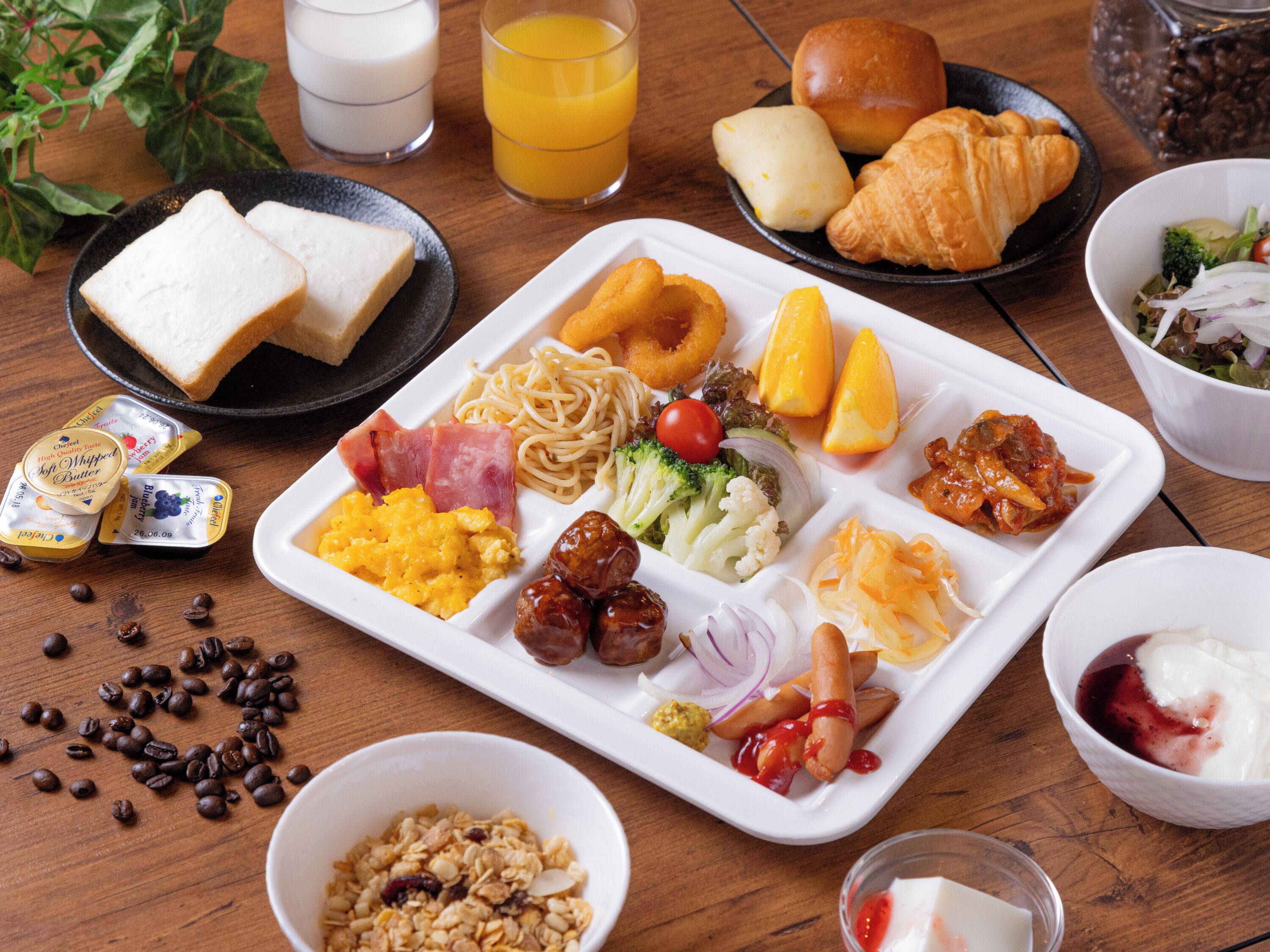 Um buffet de café da manhã com diversos alimentos e acompanhamentos.