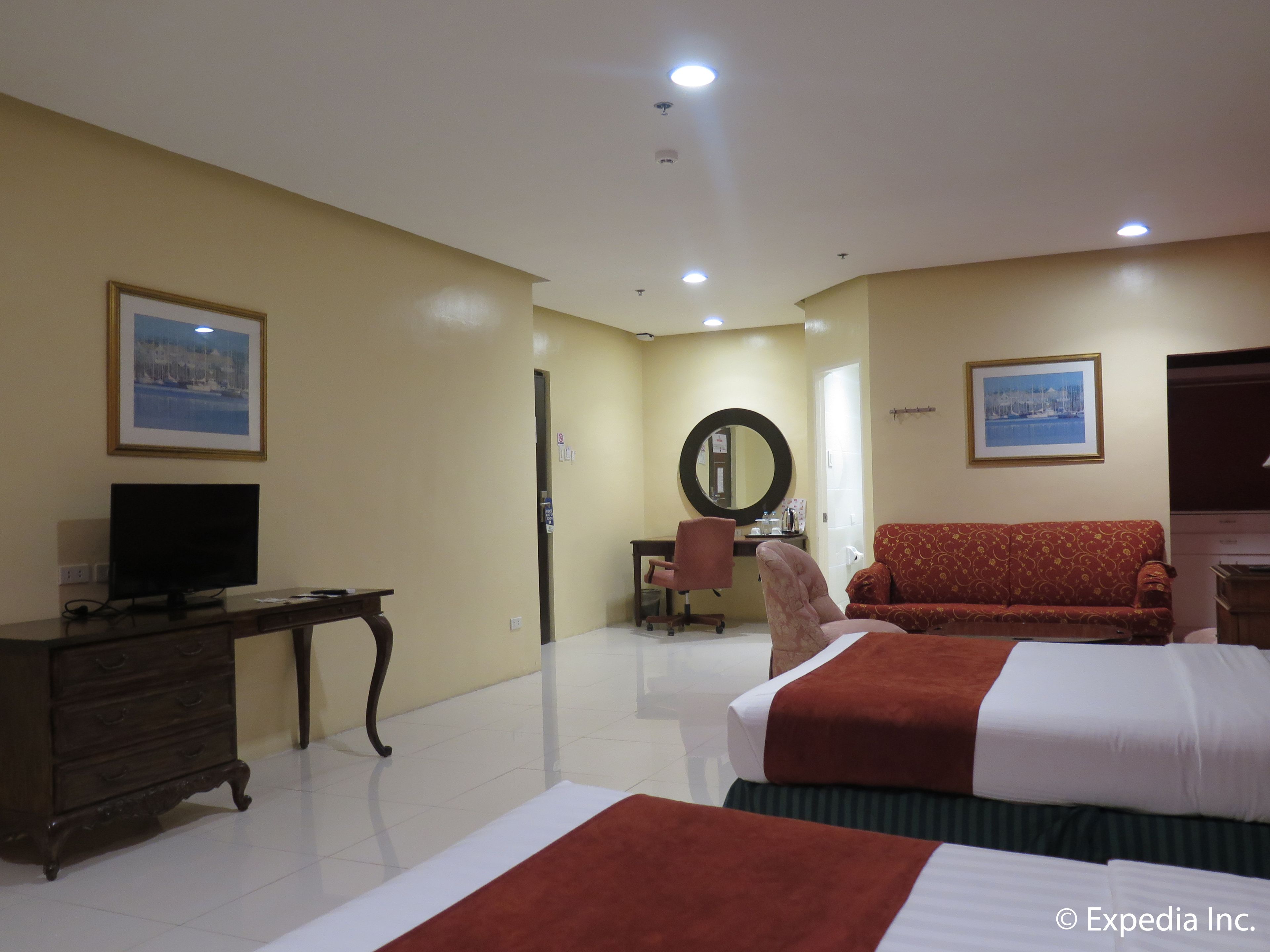 Quarto casal luxo | Frigobar, escrivaninha, roupa de cama