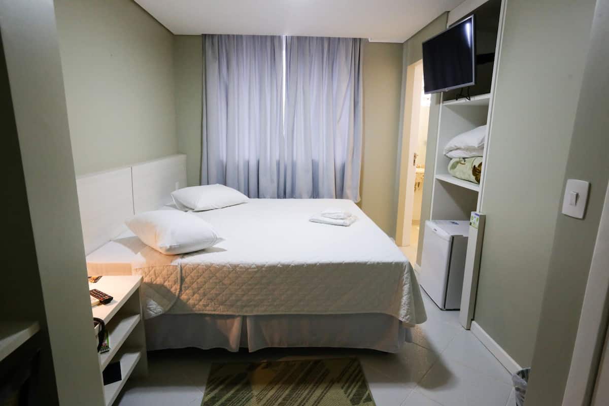 Quarto luxo | Cofres nos quartos, escrivaninha, ferros/tábuas de passar roupa