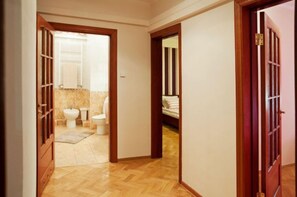 Apartamento Deluxe, 3 quartos | Sala de estar | TV de ecrã plano 