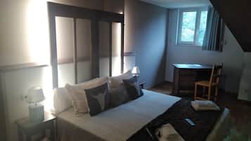 Quarto casal luxo | Escrivaninha, berços (sobretaxa), Wi-Fi de cortesia, roupa de cama