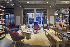 Um interior moderno com sofá, poltronas, mesa de centro e um espaço bar.