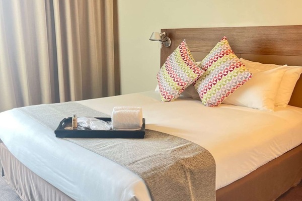 Quarto superior, 1 cama de casal | Escrivaninha, espaço de trabalho para notebook, quartos à prova de som