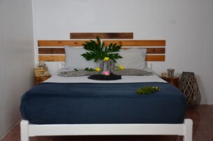 Roupas de cama antialérgicas, cofres nos quartos, cortinas blackout