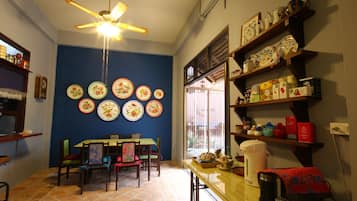 Café da manhã com pratos da culinária local grátis todos os dias