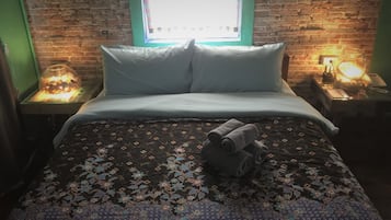 Quarto casal | Cofres nos quartos, individualmente mobiliados, escrivaninha
