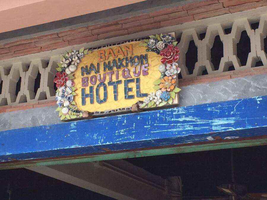 Placa para o Baam Naa Makhon Boutique Hotel, decorada com flores.