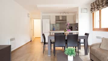 Apartamento, 2 quartos, sacada | Sala de estar | TV de tela plana