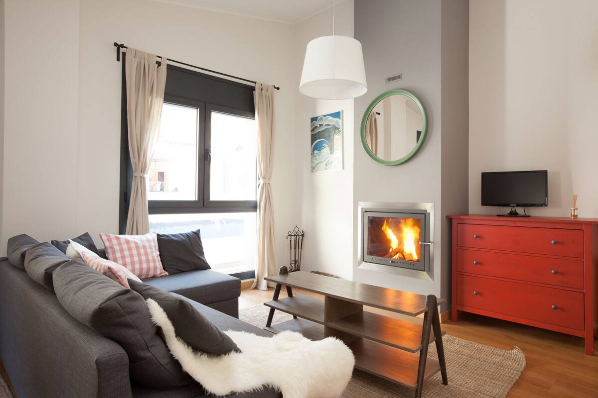 Superior One-Bedroom Apartment with Fireplace (5 minutes walking to the ski area) | Sala | TV de ecrã plano 
