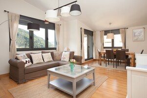 Superior Two Bedroom Apartment with Fireplace - 7 adults (5 minutes walking to ski area) | Sala de estar | TV de tela plana