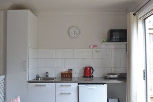 Estúdio Básico, 1 quarto (Holiday) | Kitchenette privada | Um frigorífico, um micro-ondas, um forno, uma placa de cozinha 