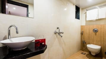 Quarto Deluxe | Casa de banho | Um polibã, toalhas fornecidas