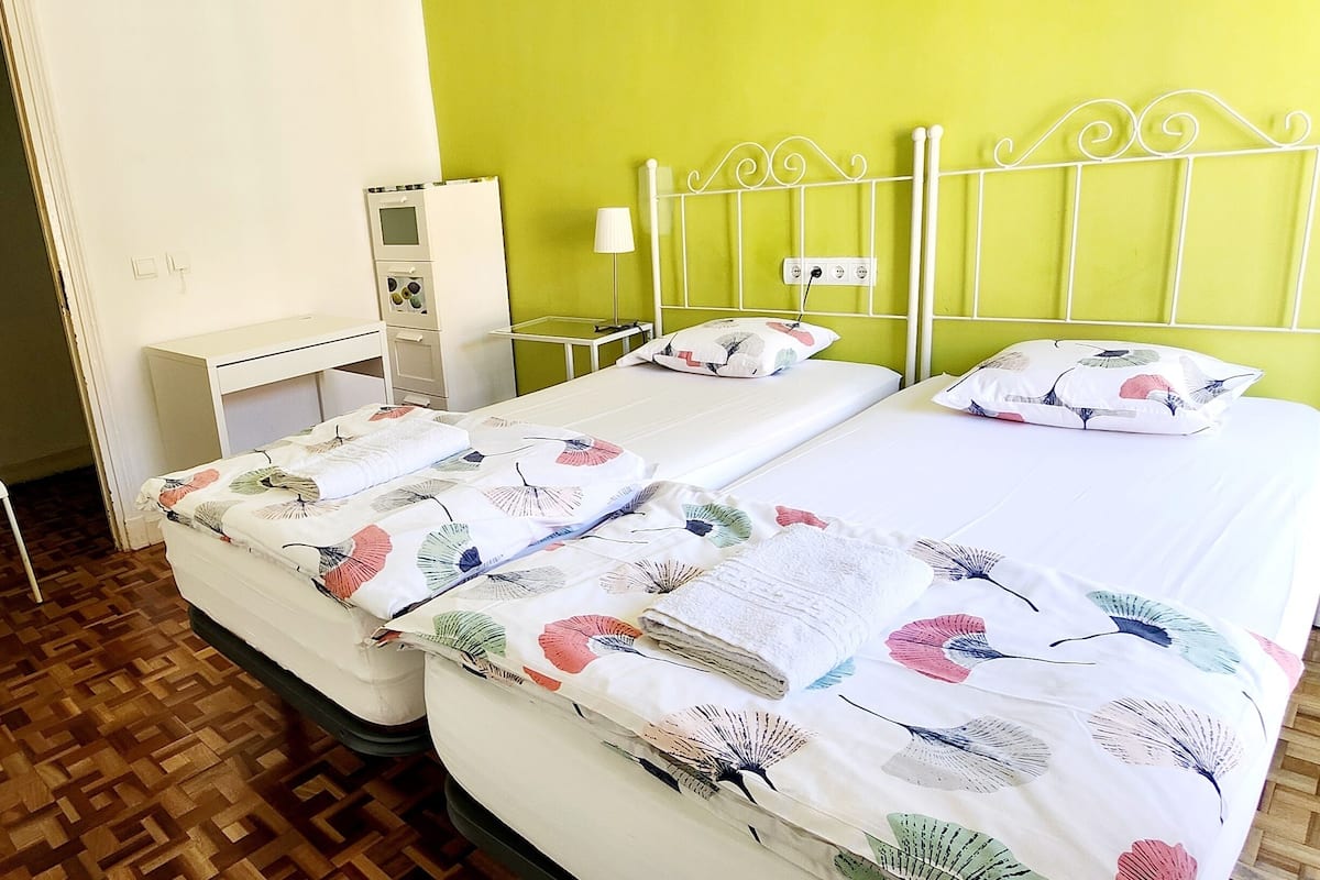 Quarto duplo, banheiro compartilhado | Roupas de cama antialérgicas, edredons de pluma, cortinas blackout