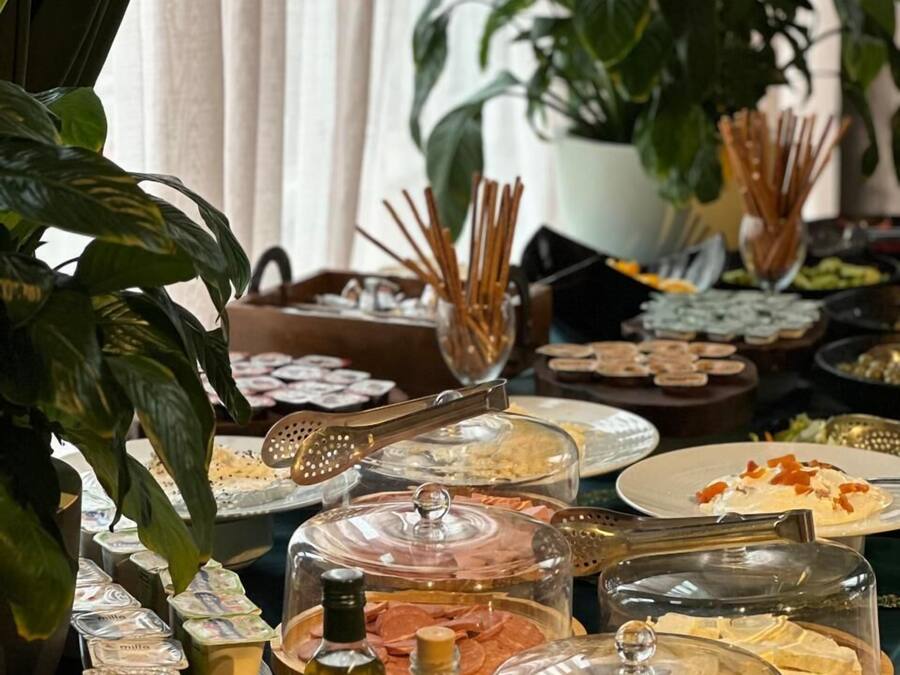 Pequeno-almoço tipo buffet diário mediante uma taxa