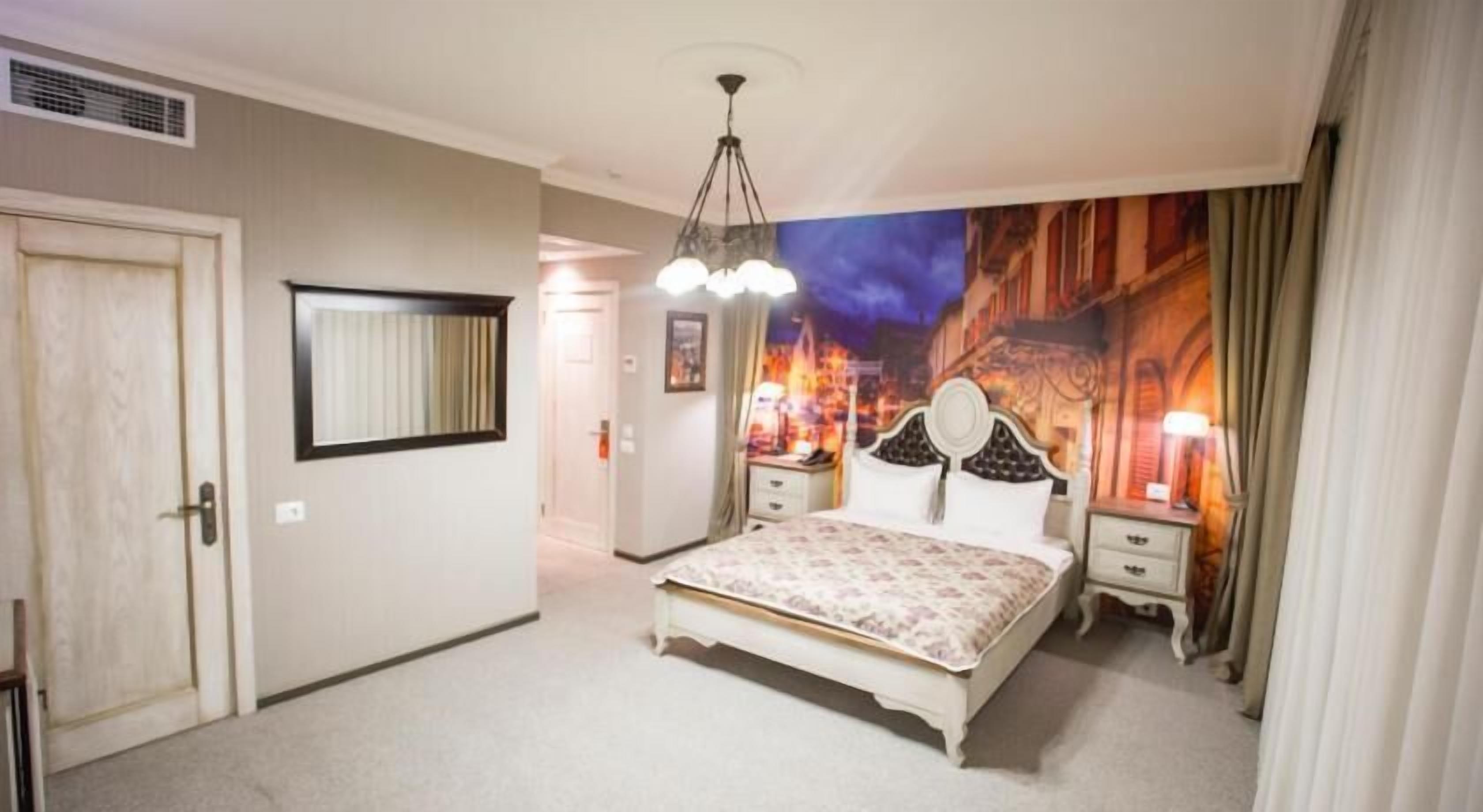 Minibar, cofre no quarto, secretária, quartos insonorizados 