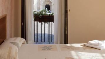 Frigobar, escrivaninha, quartos à prova de som