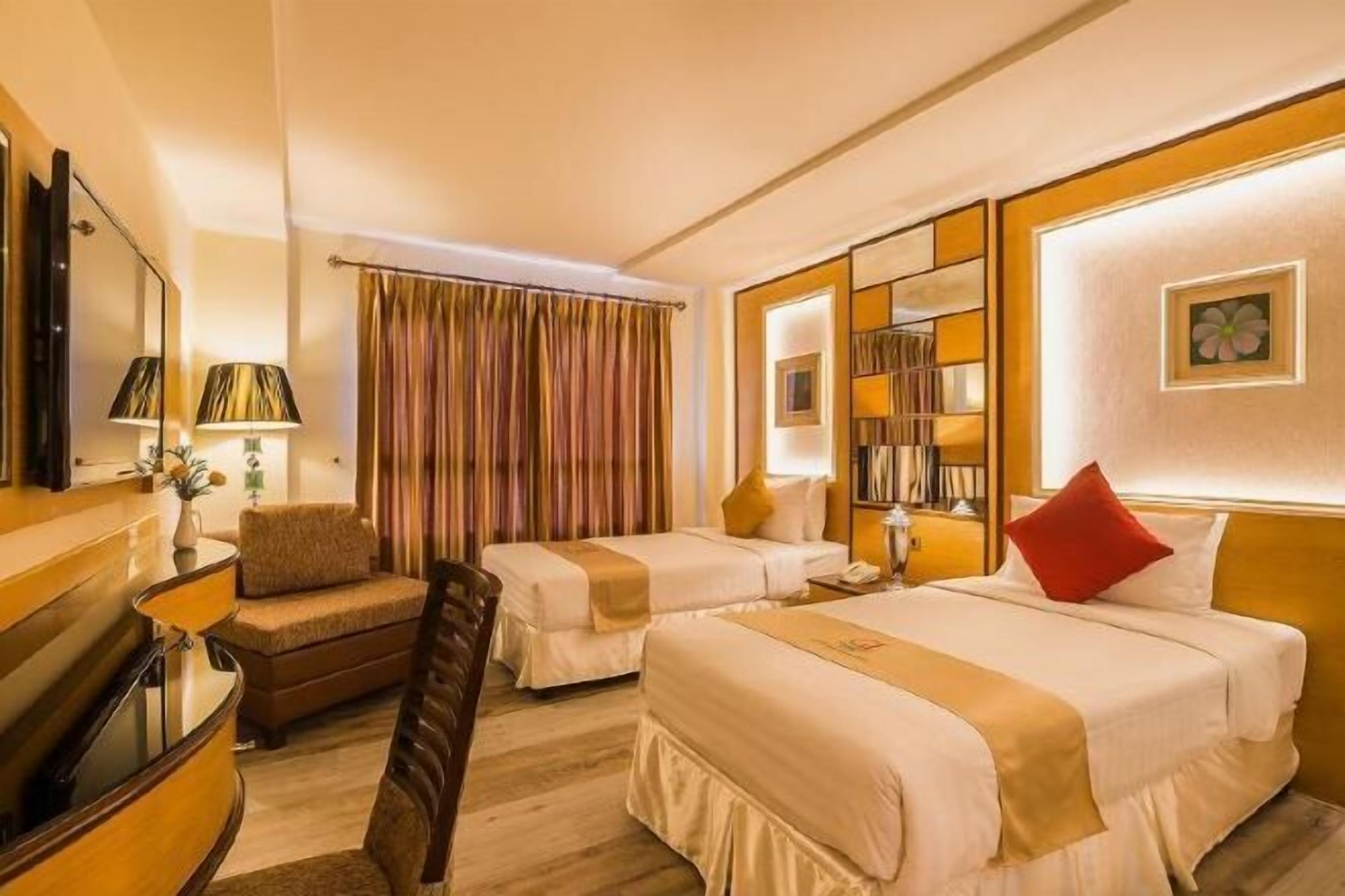 Frigobar, cofres nos quartos, escrivaninha, cortinas blackout