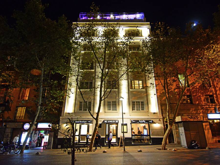 Fachada da propriedade à noite