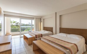 Minibar, cofre no quarto, secretária, cortinas/cortinados opacos 