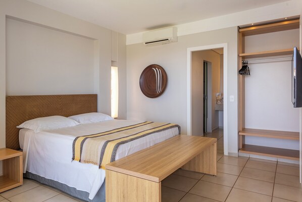 Quarto Júnior | Minibar, cofre no quarto, secretária, cortinas/cortinados opacos 