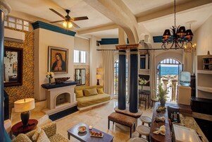 Larger Deluxe Suite, Ocean View with Bathtub | Sala de estar | Televisor LED de 50 polegadas com canais por cabo 