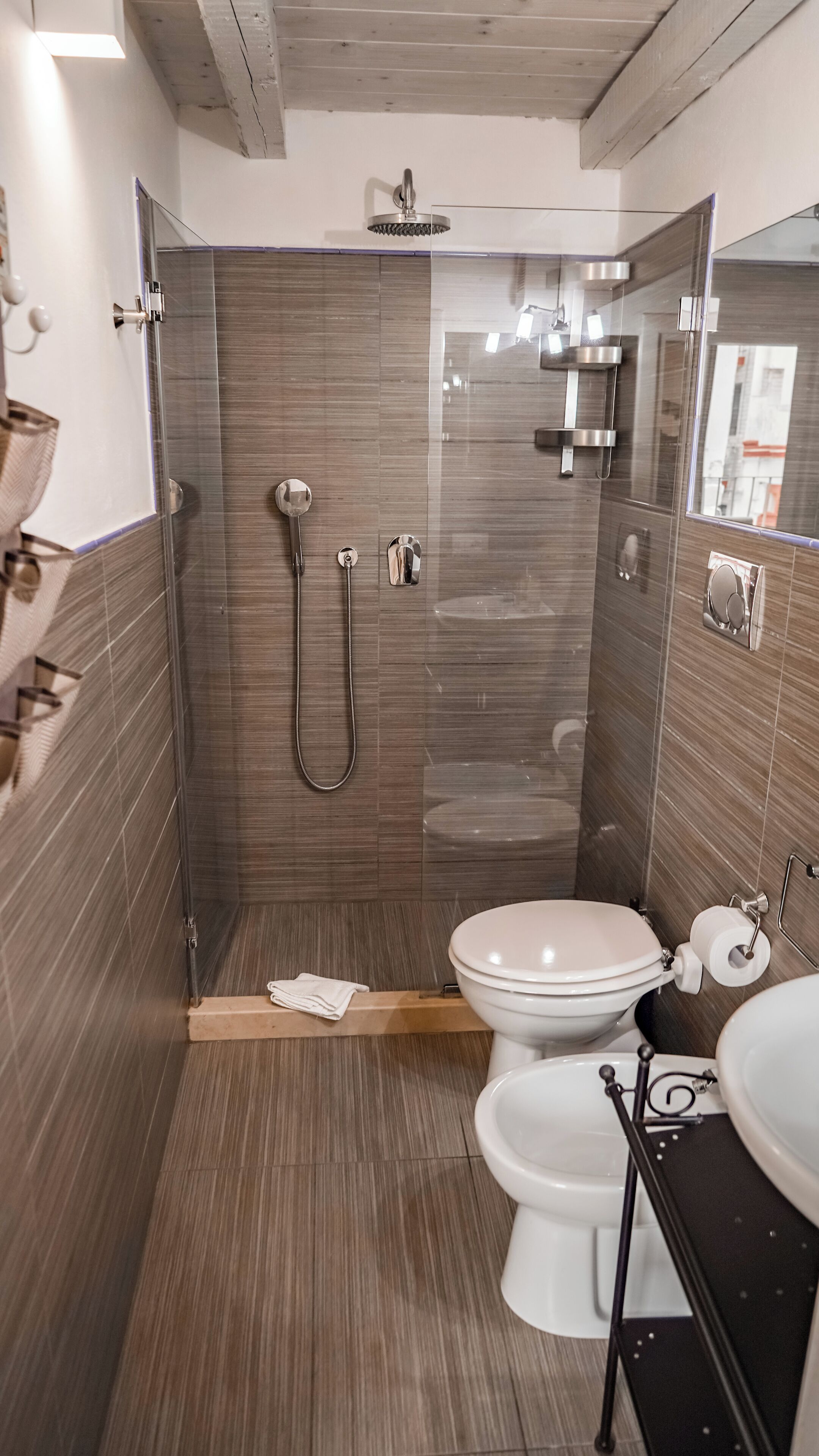 Suíte, terraço | Banheiro | Chuveiro, produtos de toalete grátis, secador de cabelo, bidê