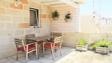 Suíte, terraço | Frigobar (abastecido com itens grátis), cofres nos quartos