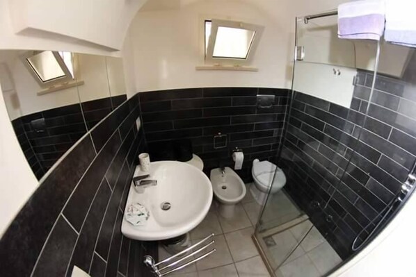 Quarto casal superior | Banheiro | Chuveiro, produtos de toalete grátis, secador de cabelo, bidê