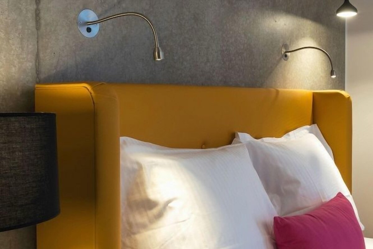 Roupas de cama premium, cofres nos quartos, escrivaninha
