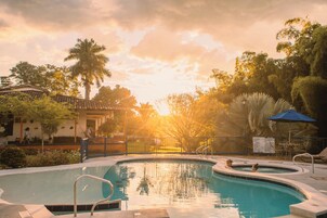 Piscina externa, funciona das 10h às 22h30, guarda-sóis