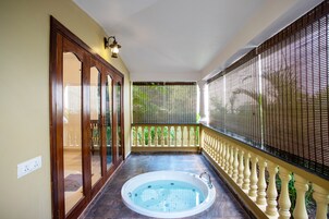 Cottage with Jacuzzi | Banheira de hidromassagem particular