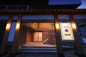 Fachada da propriedade à noite