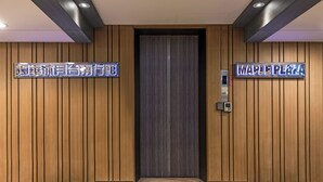 Um elevador moderno com mostrador digital e painel de comando.