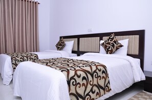 Quarto Twin Deluxe, 1 quarto, vista para o jardim | 1 quarto, minibar, cofre no quarto, secretária 