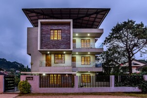 Fachada da propriedade à noite